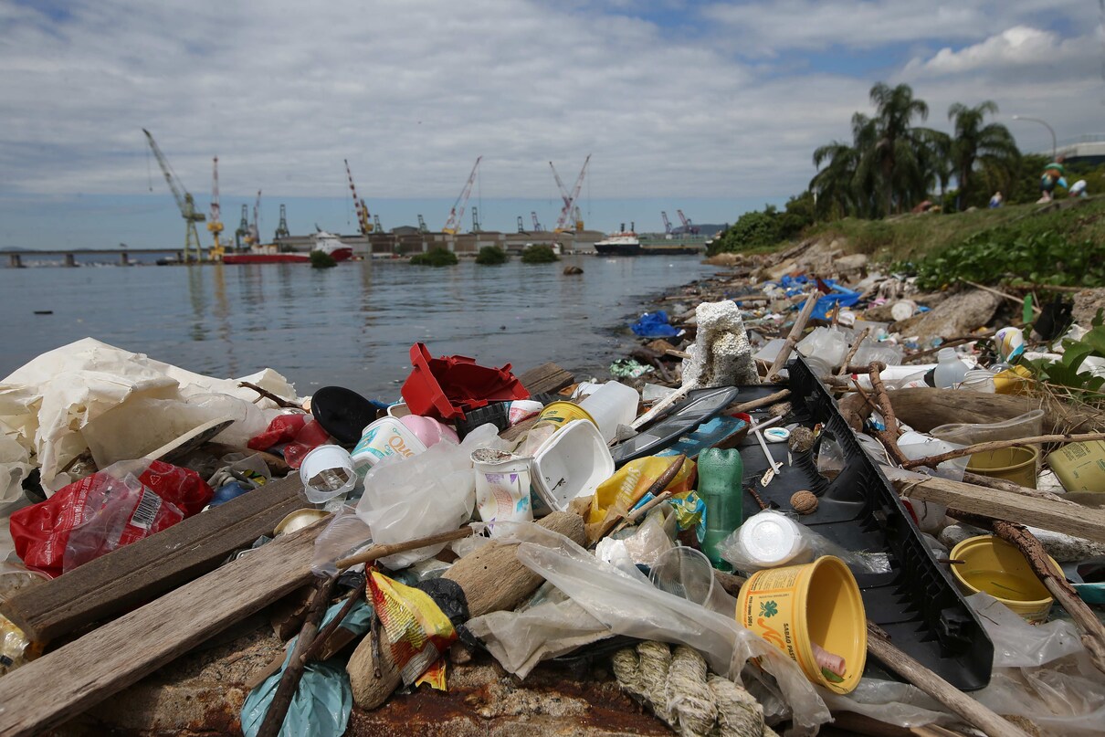 En América Latina, Brasil es el que más contamina con plásticos el océano