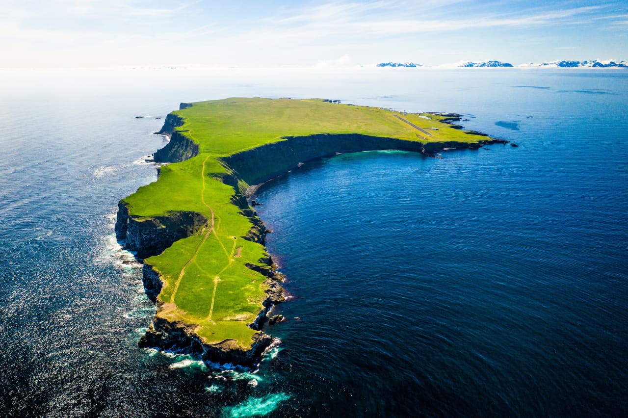 Explora la isla perdida con 20 habitantes humanos y un millón de pájaros