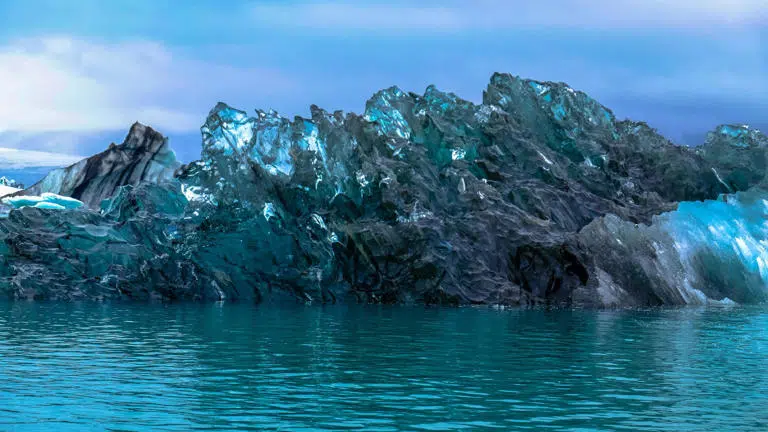 O enigmático iceberg negro que emergiu do oceano e desconcerta a ...