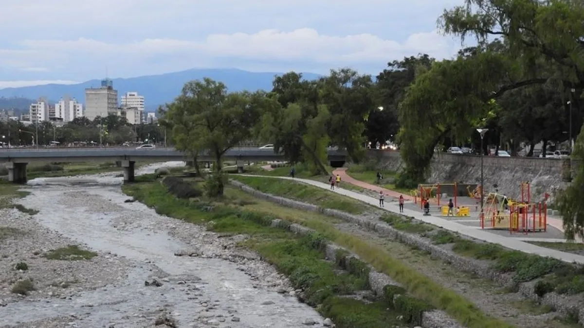 Students from UNSa survey the Xibi Xibi river basin near the ...