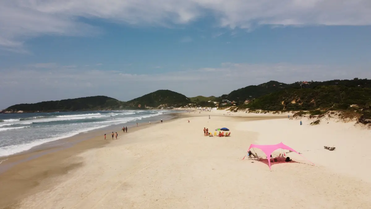 Praia do Rosa: el regreso de un clásico costero en el sur de Brasil que ...