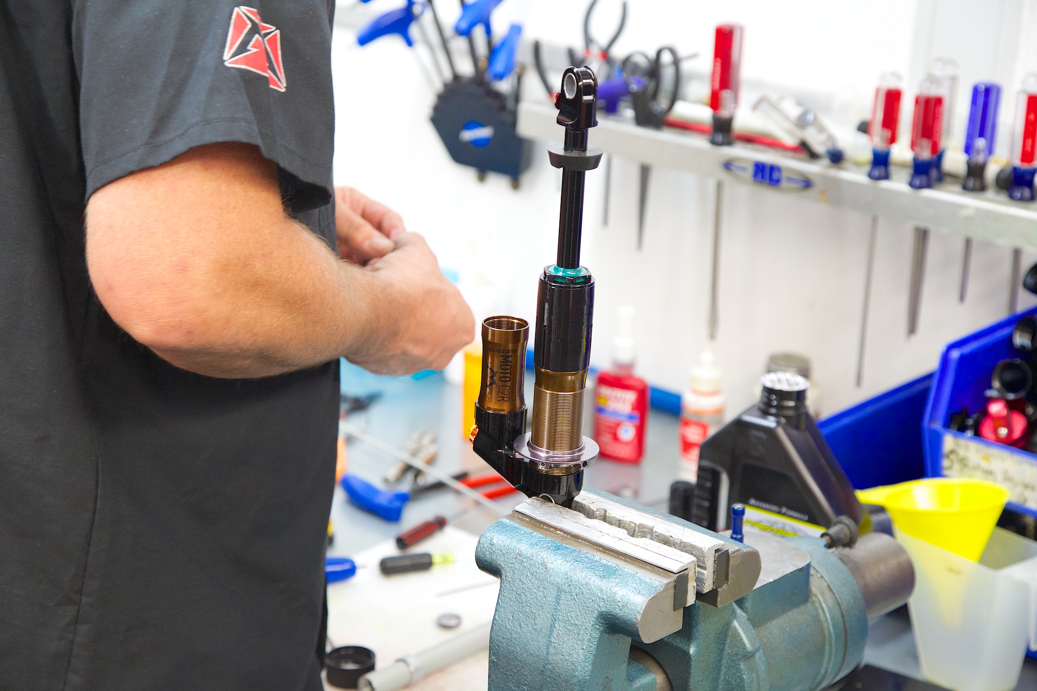 Moto C2R shock disassembly