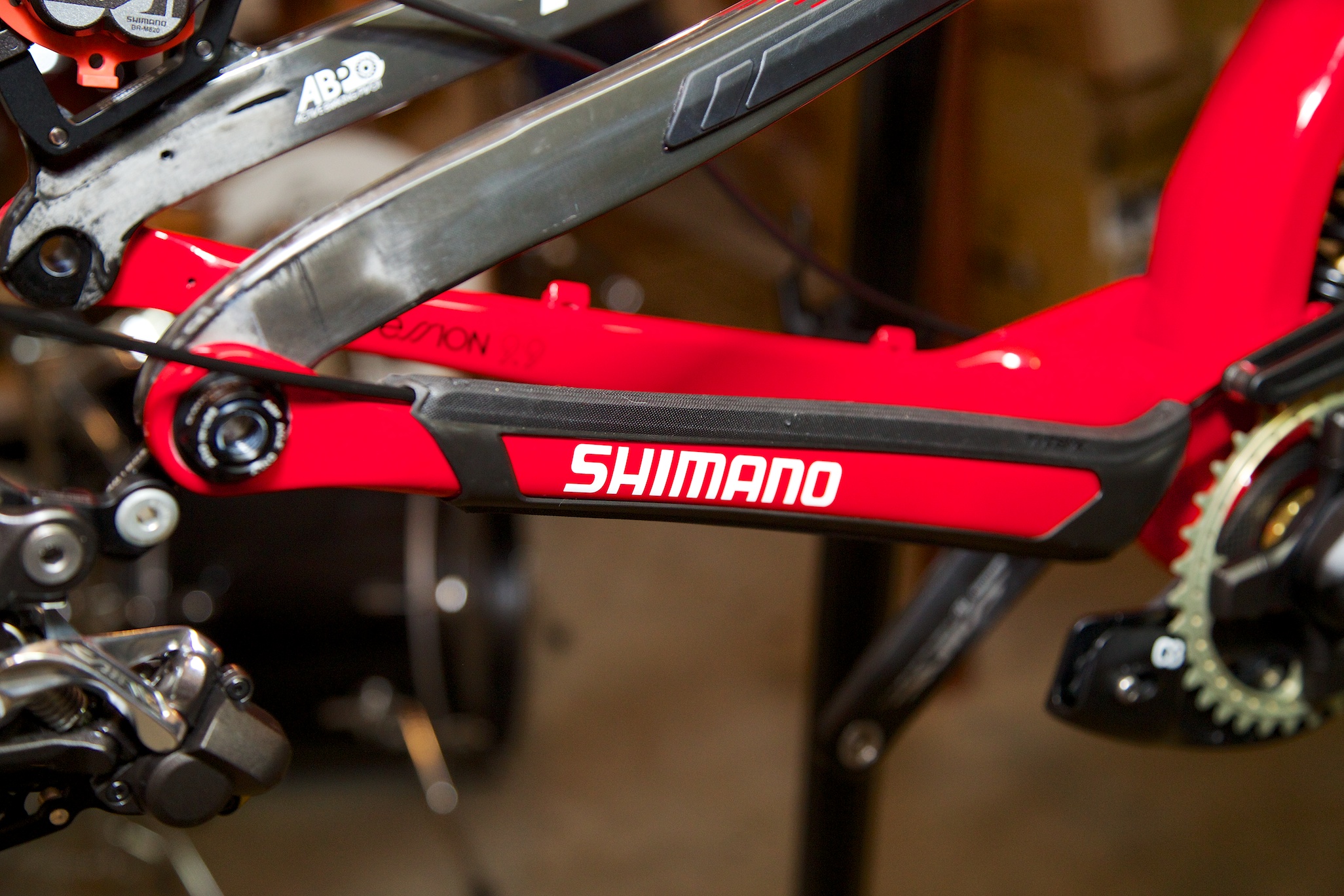 chainstay-integrated-cableguide