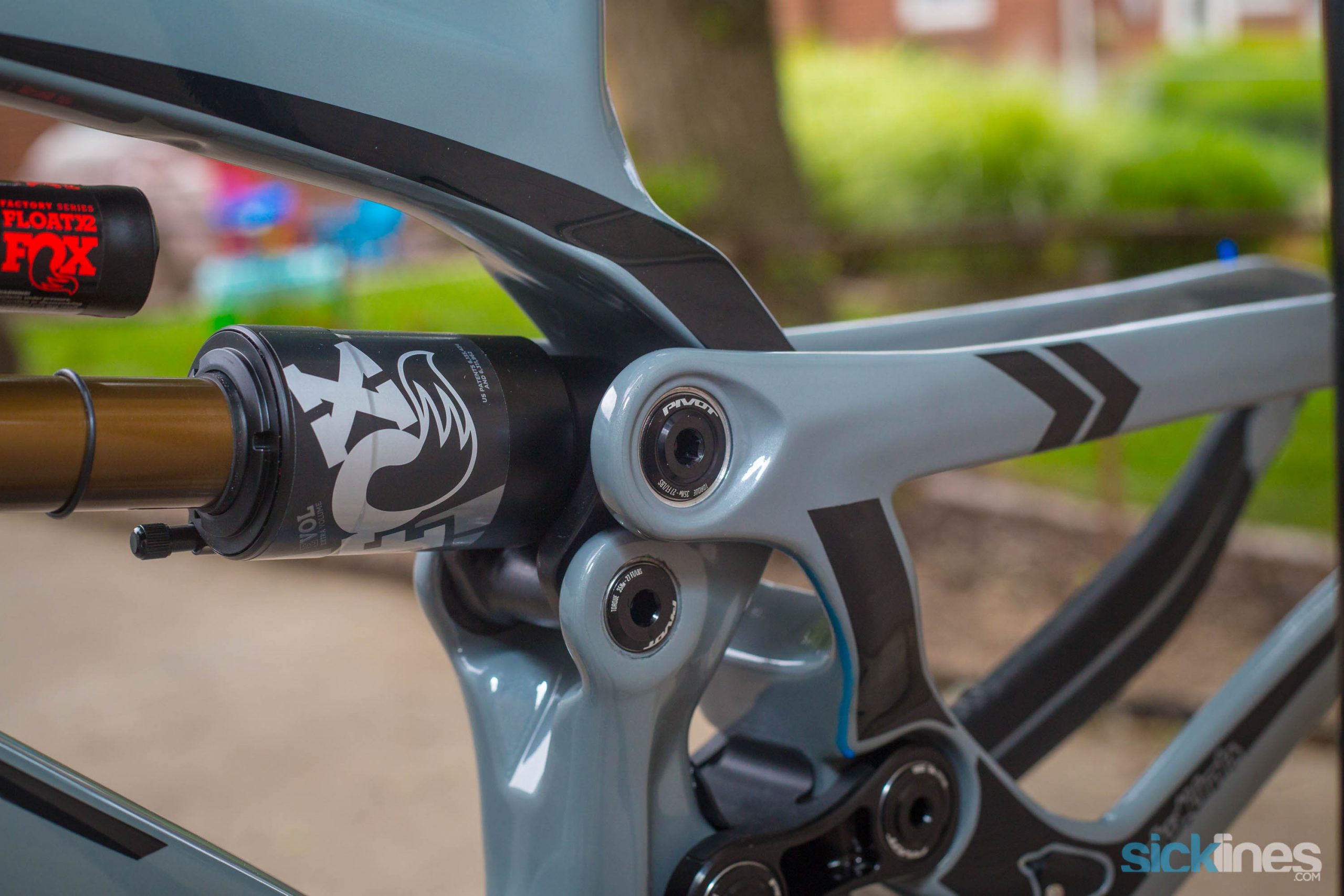 Pivot Phoenix 29 – Carbon Downhill Bike Build | Part 1