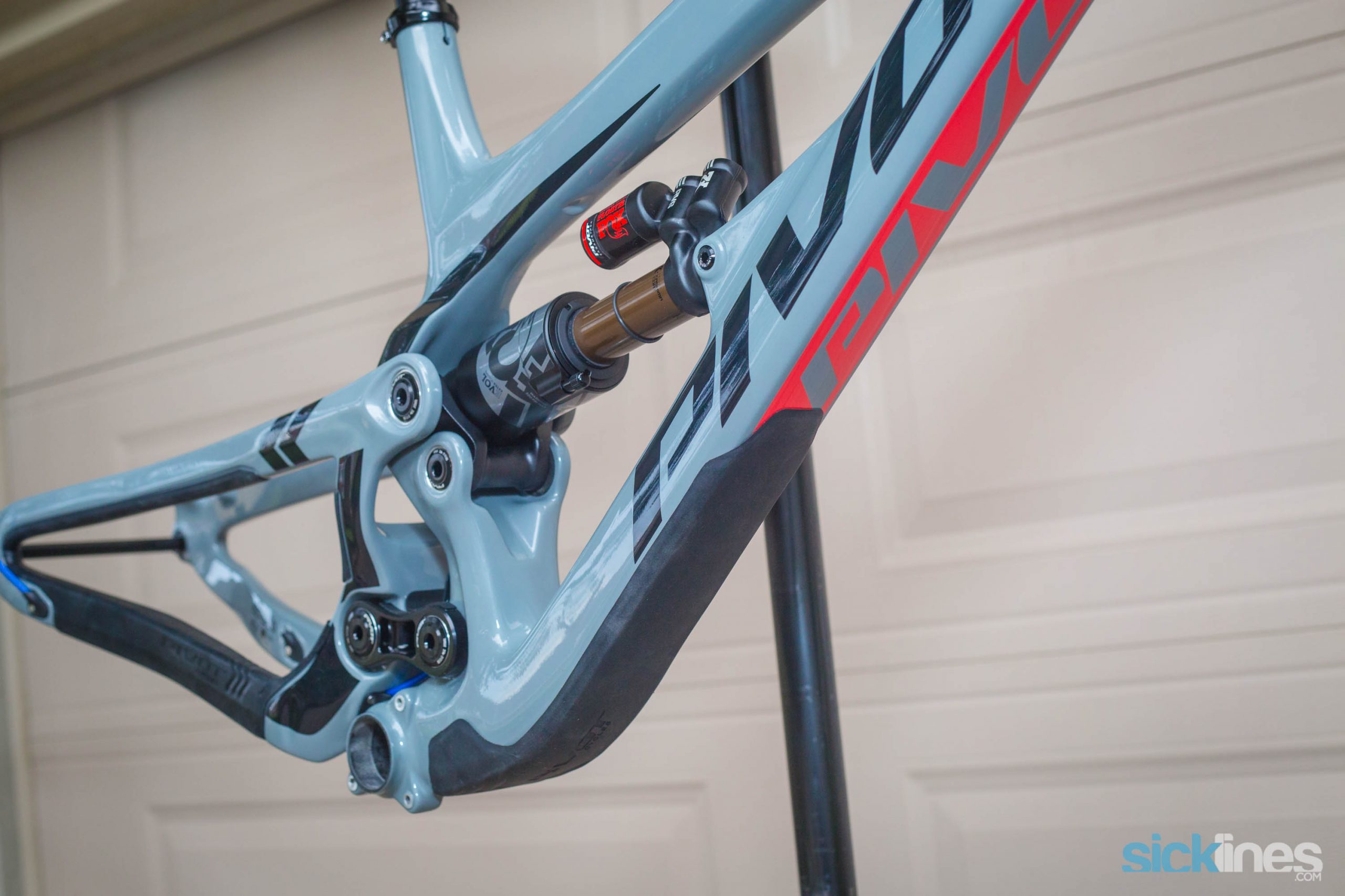 2020-Pivot-Phoenix-Build-shock-installed