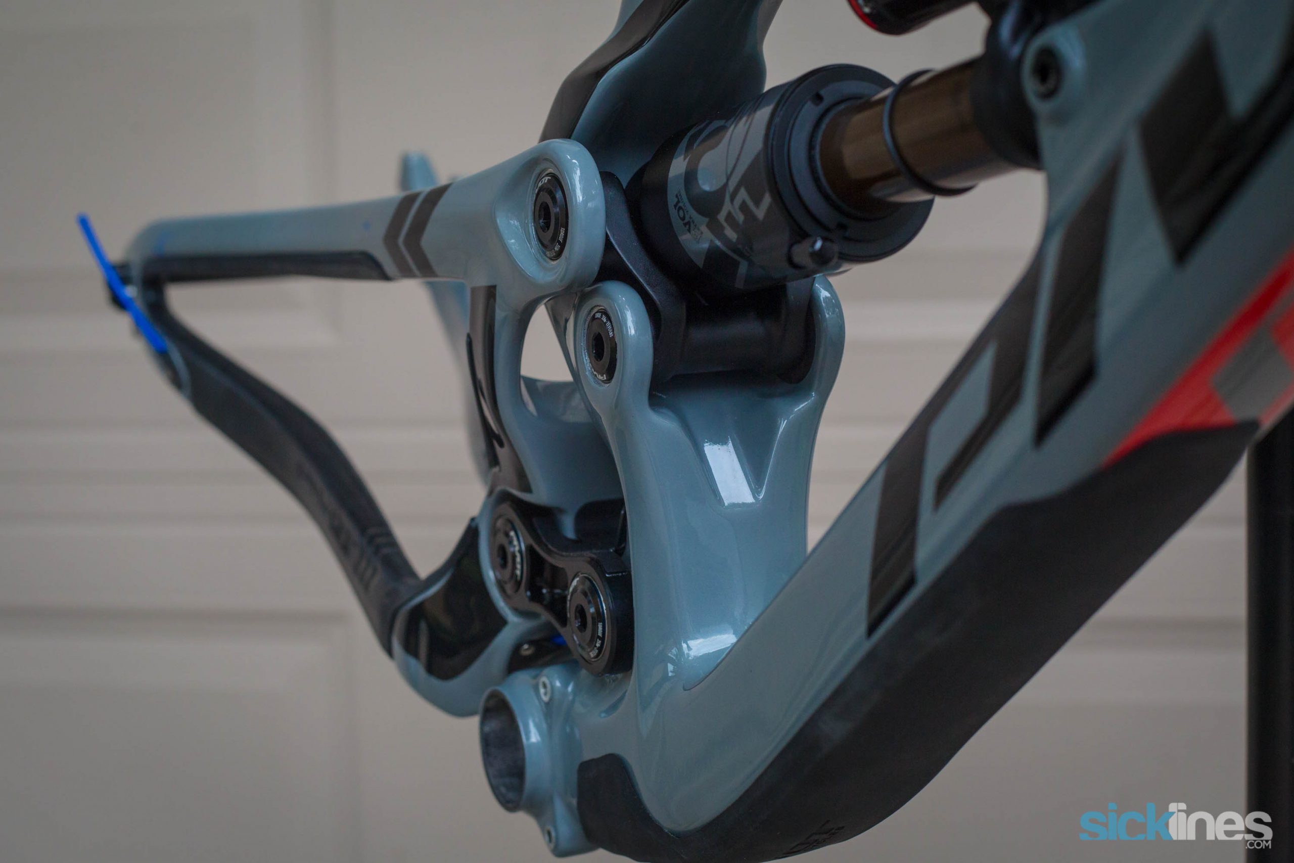 2020-Pivot-Phoenix-Build-upper-pivot-shock-clevice