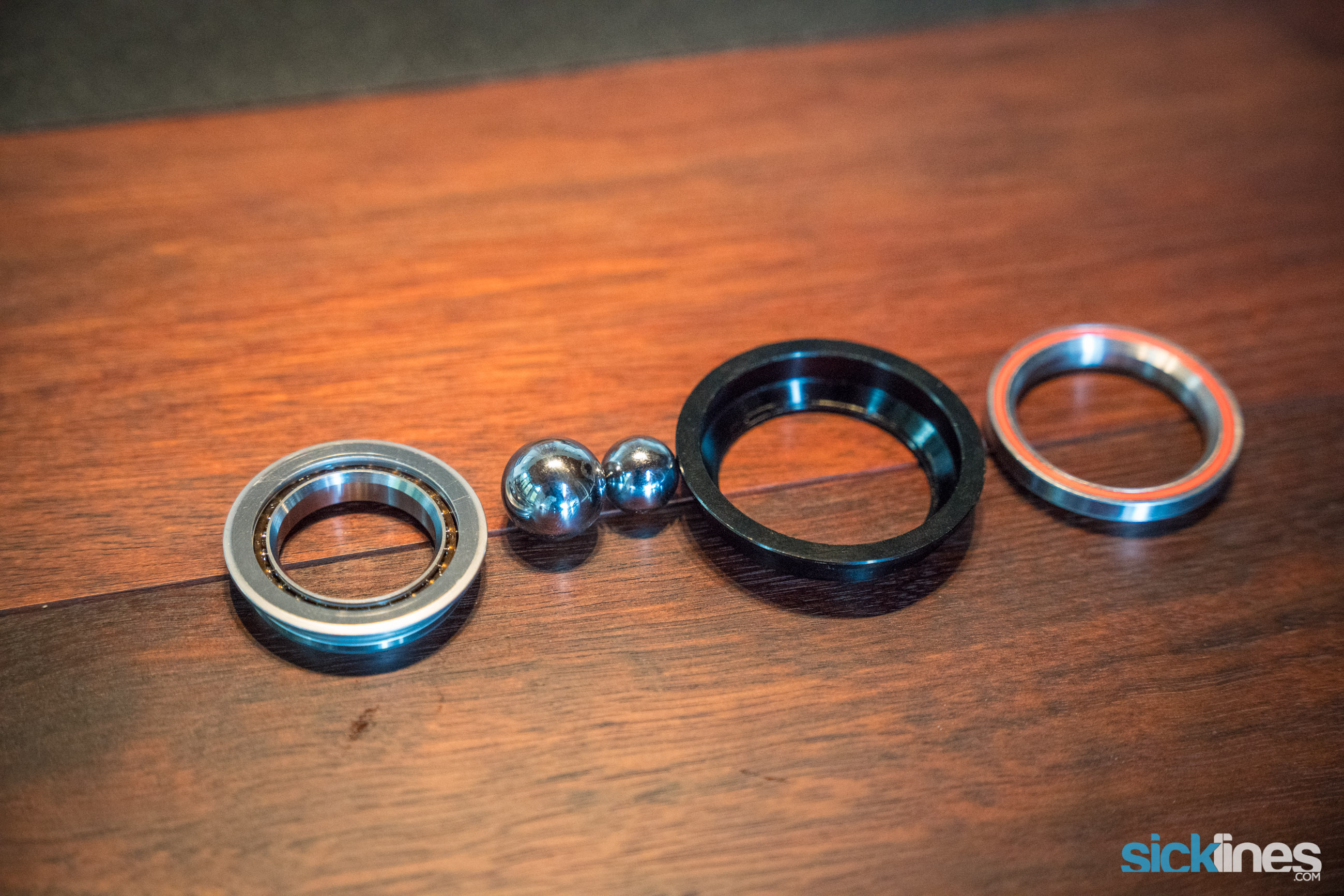 enduro-maxhit-headset-cups-08743