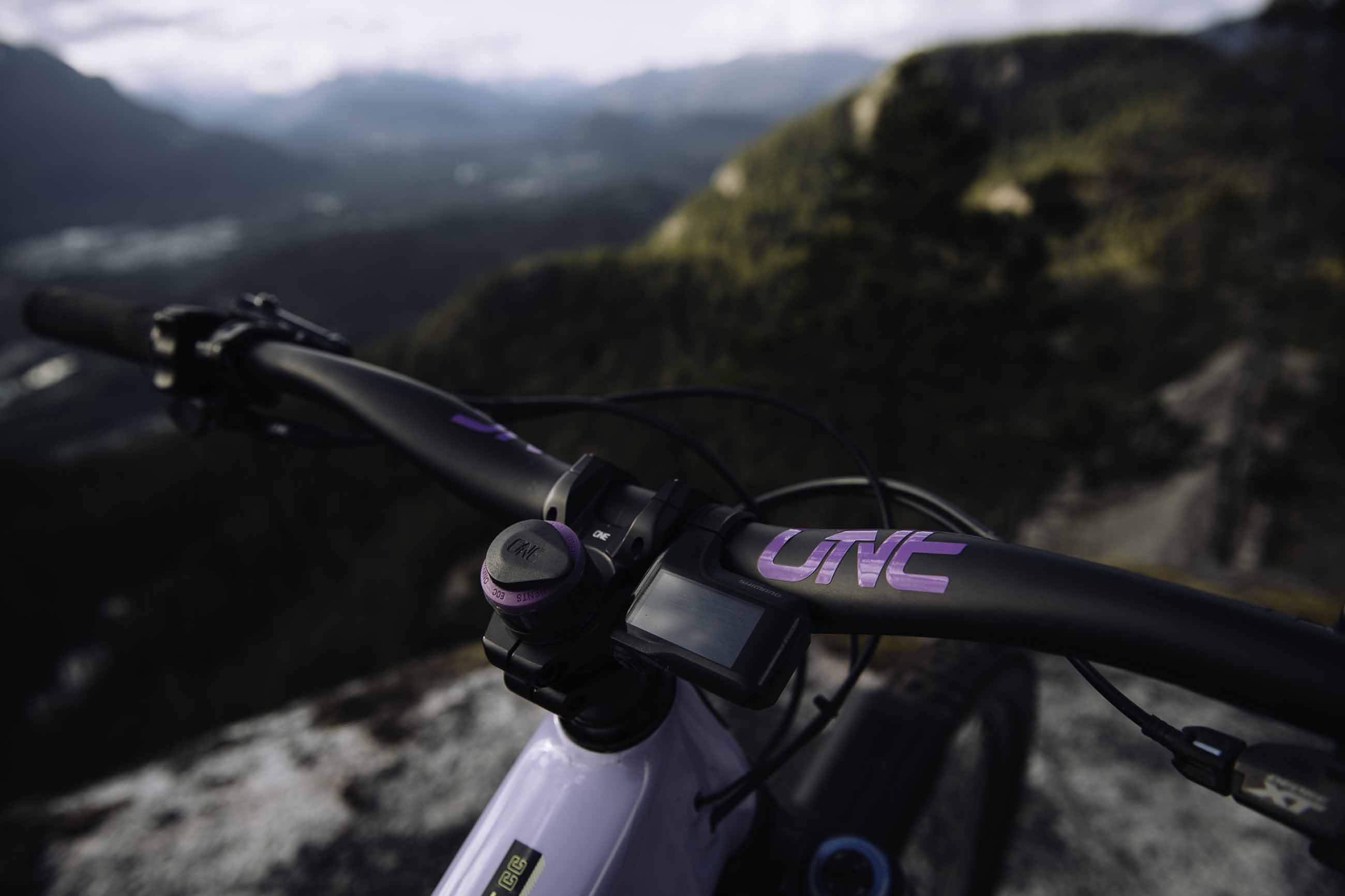 OneUp-Components-Carbon-E-Bar-Cockpit-1