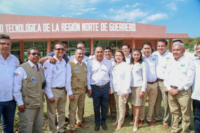 (Video) Cumple el gobernador a la comunidad estudiantil de Iguala ...