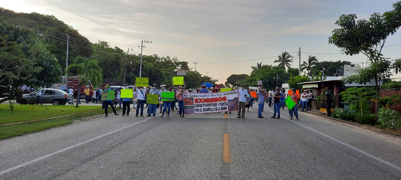 Habitantes De La Sierra Bloquean La Carretera Acapulco Zihuatanejo