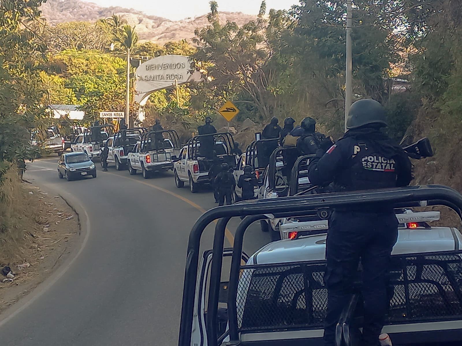 Al Menos 5 Muertos Y 32 Policías Estatales Retenidos En La Sierra De