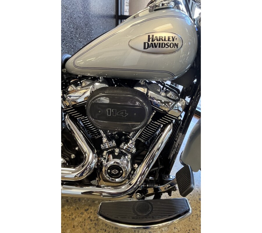 Atlas Silver Metallic 2023 Harley-Davidson Heritage Classic FLHCS for ...