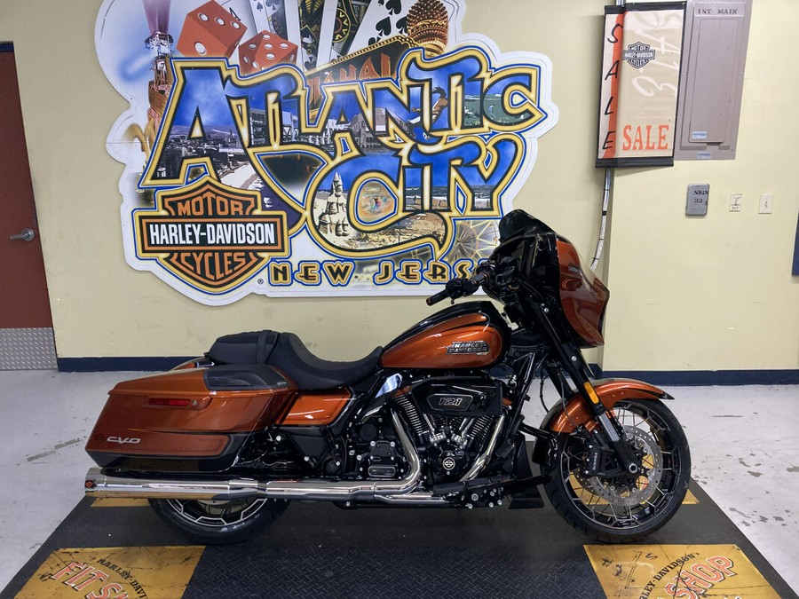 2023 Harley-Davidson CVO™ Street Glide Whiskey Neat w/ Raven Metallic ...