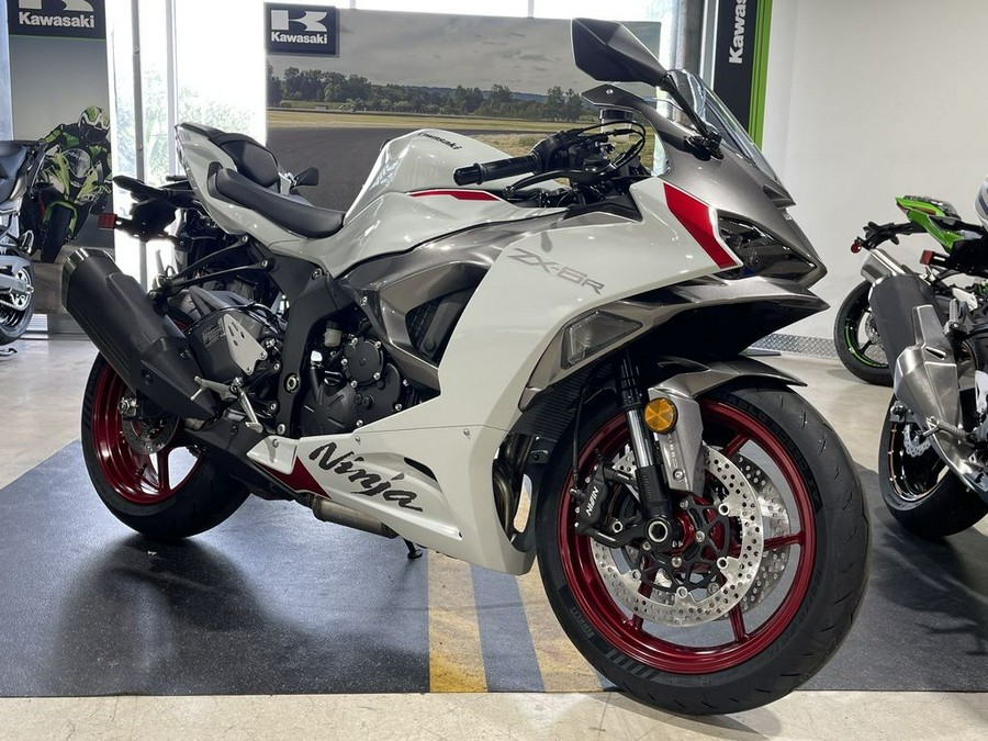 2024 Kawasaki Ninja® ZX™-6R ABS Pearl Robotic White/Metallic Graphite ...