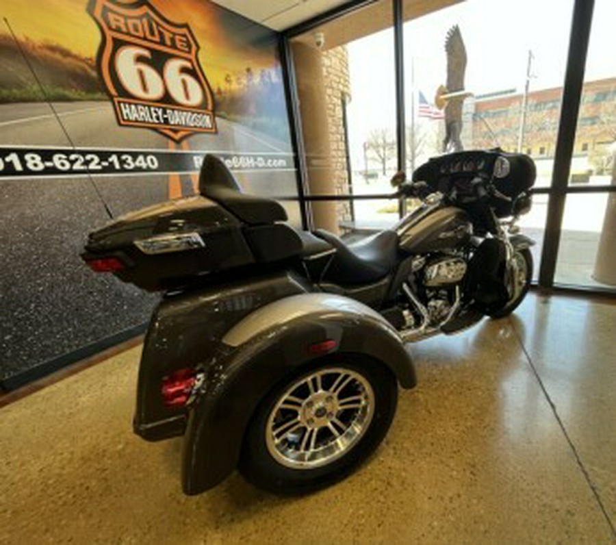 Gray Haze/Silver Fortune 2023 Harley-Davidson Tri Glide Ultra FLHTCUTG ...