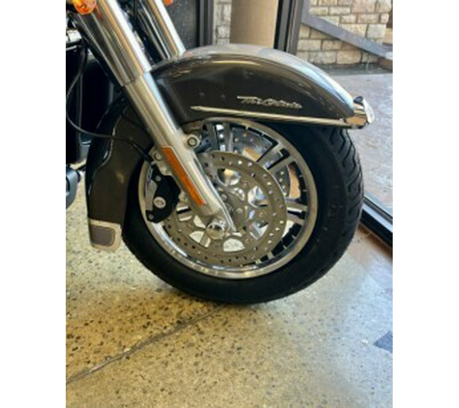 Gray Haze/Silver Fortune 2023 Harley-Davidson Tri Glide Ultra FLHTCUTG ...