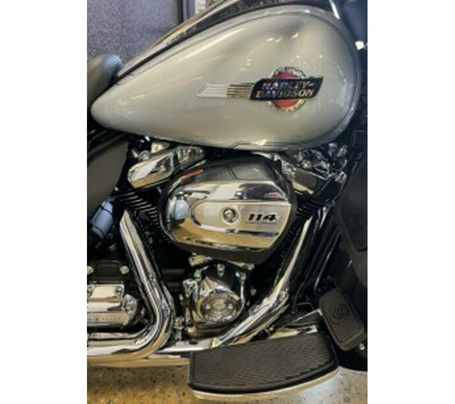 Atlas Silver Metallic 2023 Harley-Davidson Tri Glide Ultra FLHTCUTG for ...