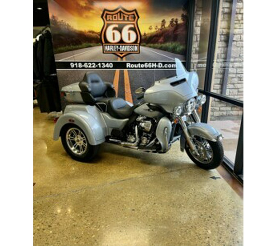 Atlas Silver Metallic 2023 Harley-Davidson Tri Glide Ultra FLHTCUTG for ...