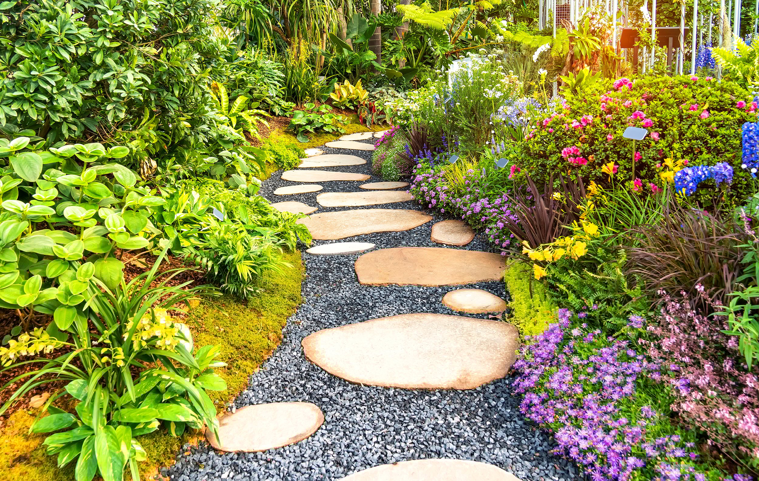 How to Lay Stones in Garden