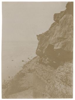 Skardis jūros pakrantėje