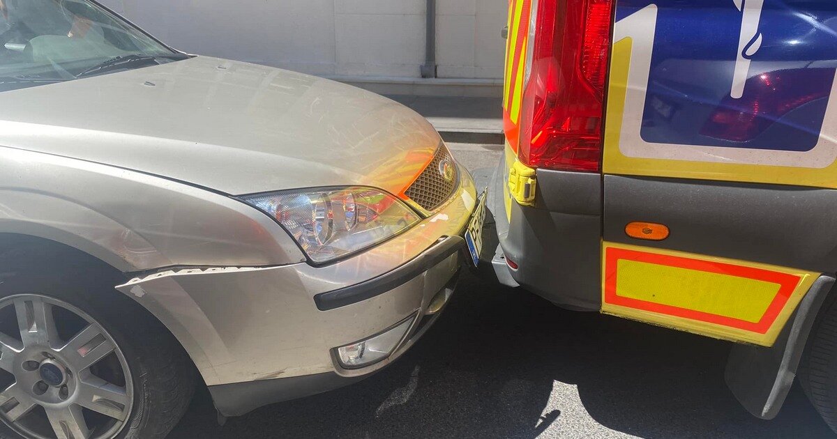 Mentővel ütközött egy lopott autó | Nap Híre
