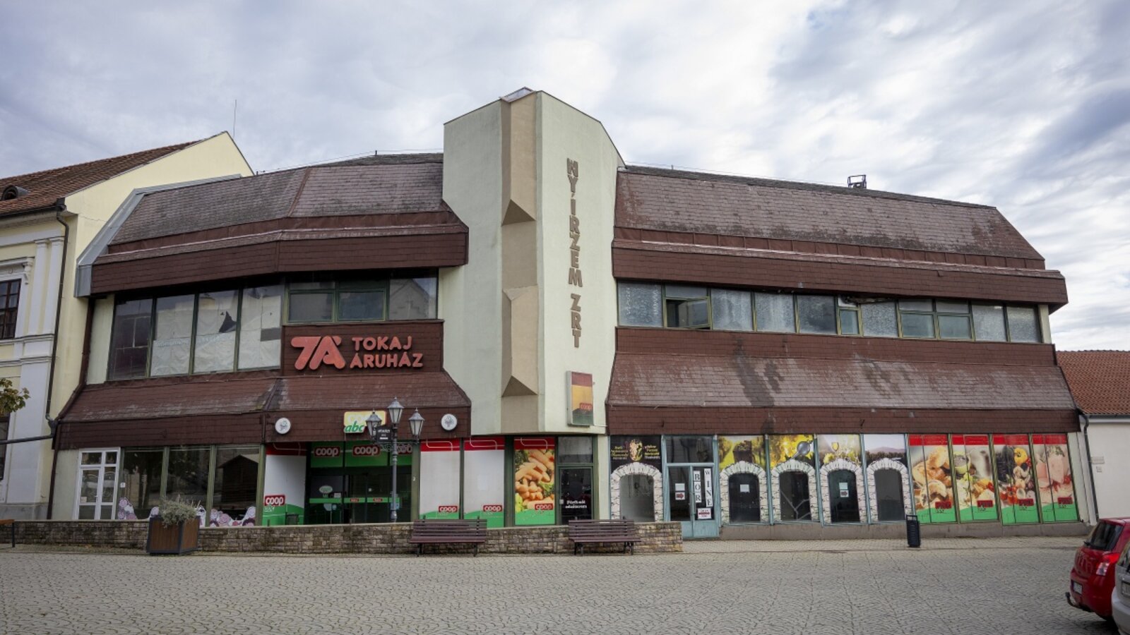 Itt a vége: lebontják a legendás magyar áruházat | Nap Híre