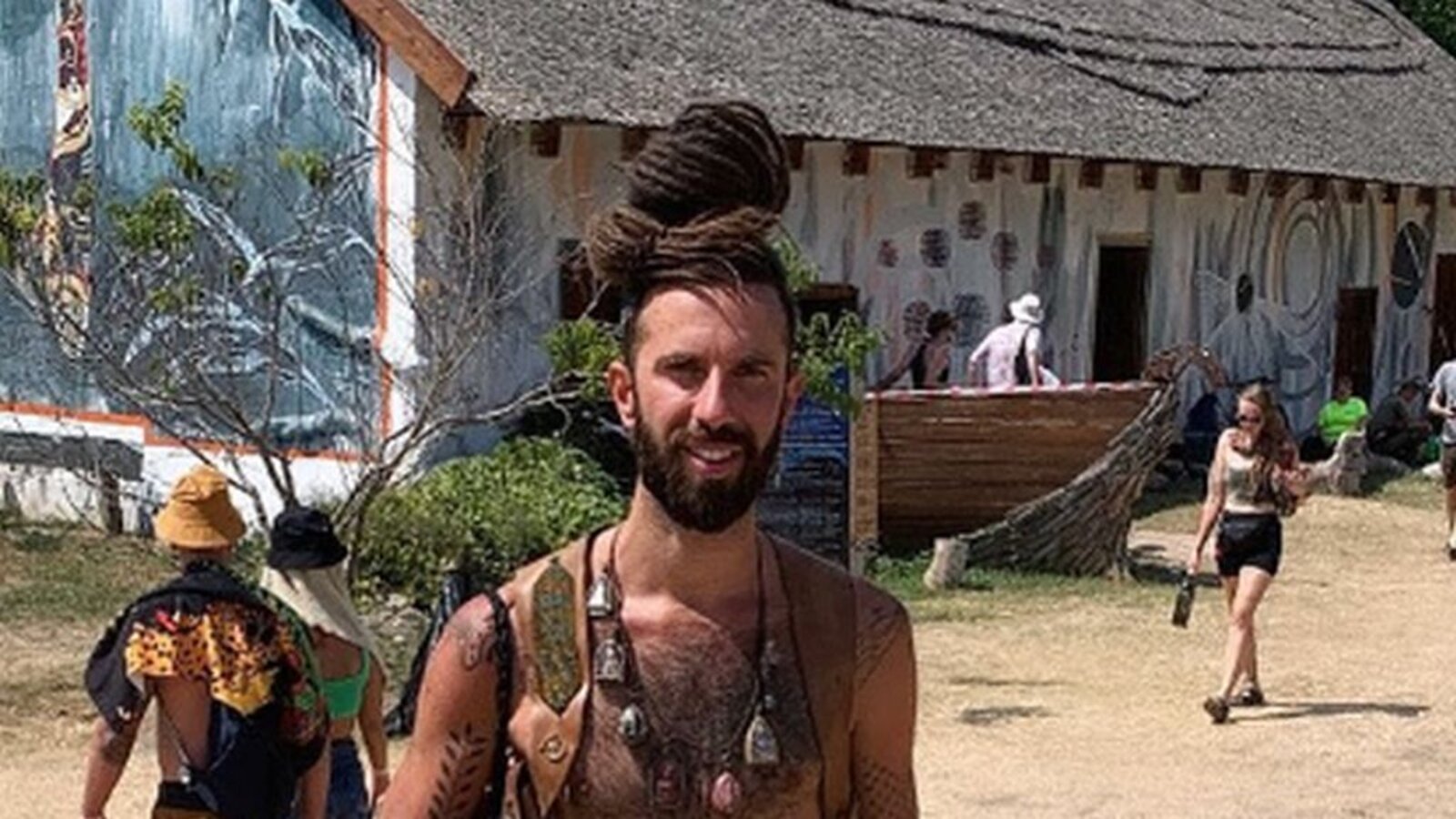 18+ Varga Viktor most épp meztelenül ücsörög egy fán | Nap Híre