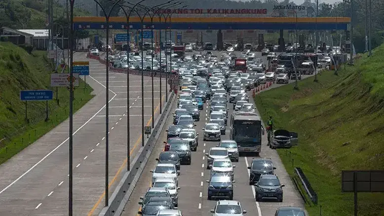 LIVE REPORT: Polisi Perpanjang Sistem One Way dari Tol Cipali sampai Kalikangkung | Narasi TV
