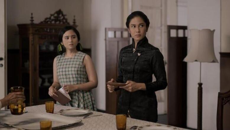 Menilik Sejarah Kebaya Janggan yang Digunakan Jeng Yah Dalam Serial Gadis Kretek | Narasi TV