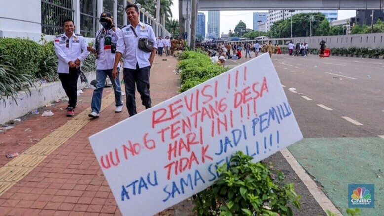 Demo Apdesi di Gedung DPR, Massa Tuntut Pengesahan RUU Desa | Narasi TV