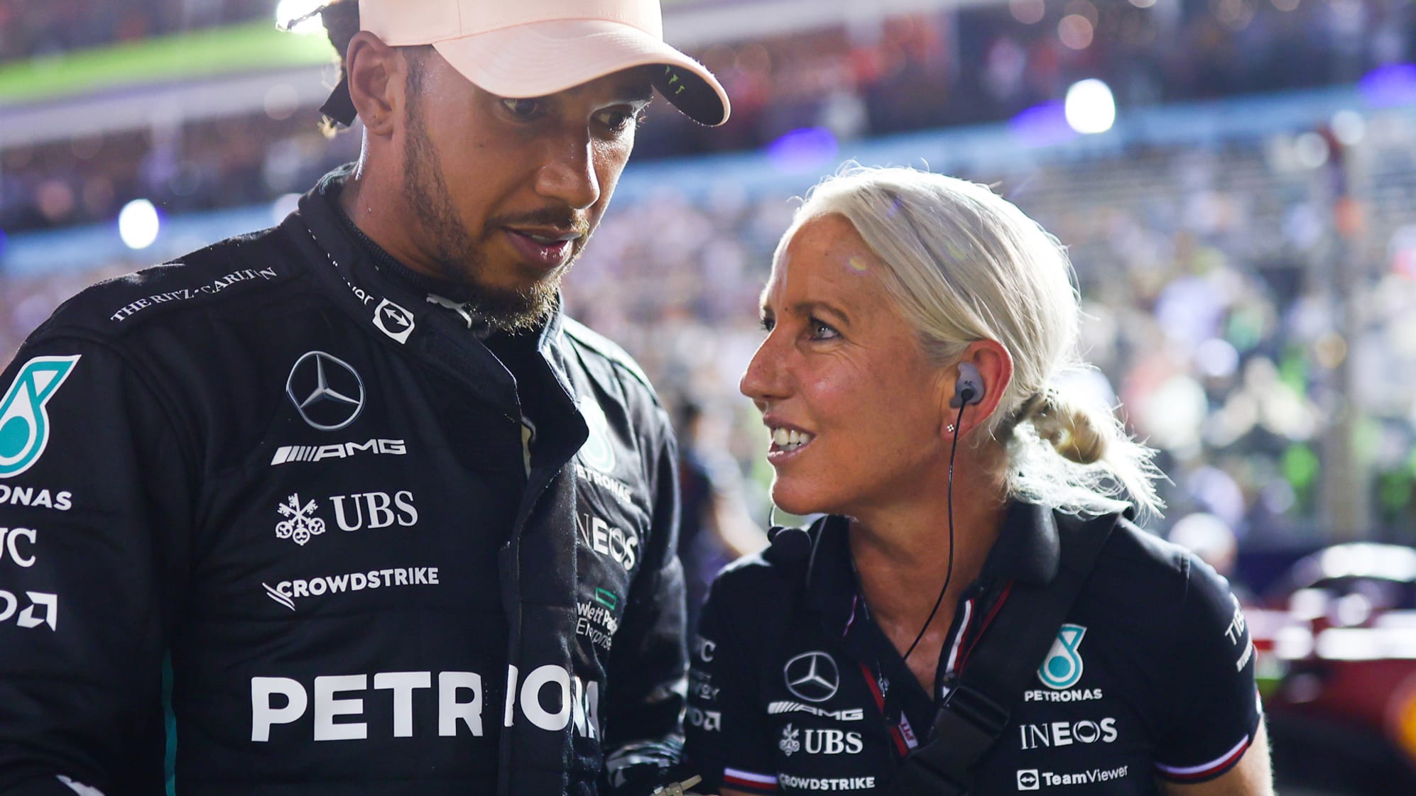 Hamilton nói lời tạm biệt với HLV lâu năm Angela Cullen