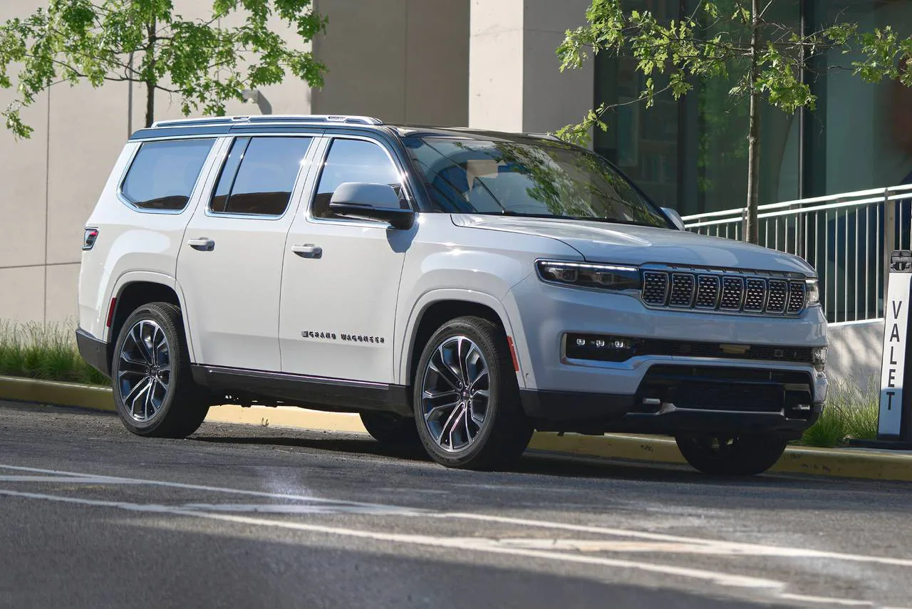 Jeep Grand Wagoneer 4xe – đối thủ mới của Range Rover P440e