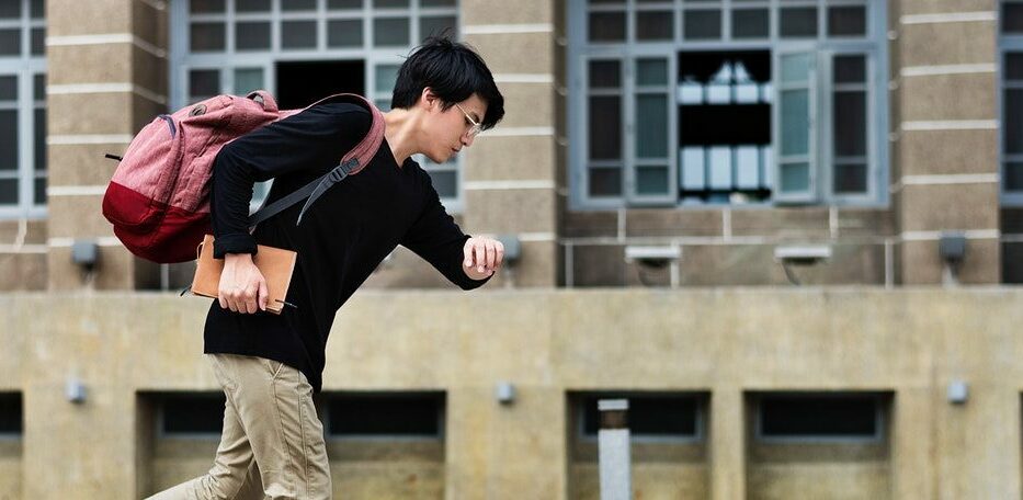 Atraso de funcionários no trabalho: o que a lei diz sobre? - Oitchau