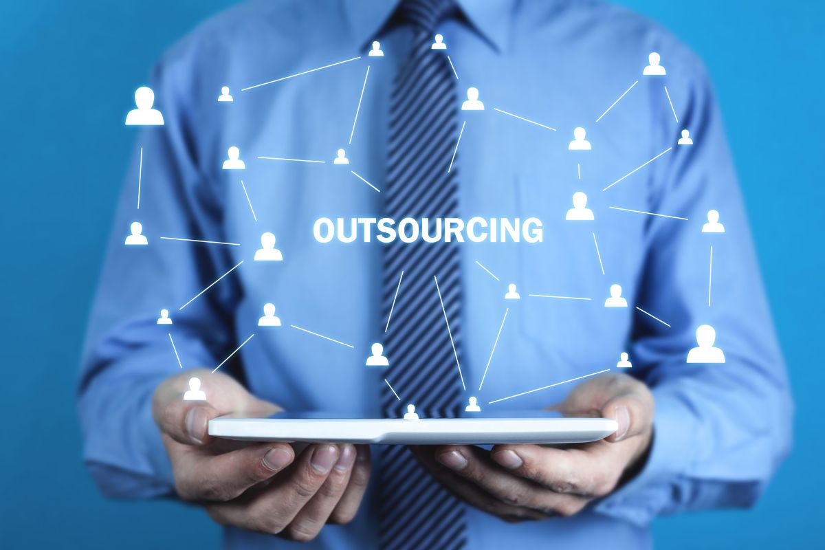 Outsourcing: Como funciona? | Vantagens | O que é? - Oitchau