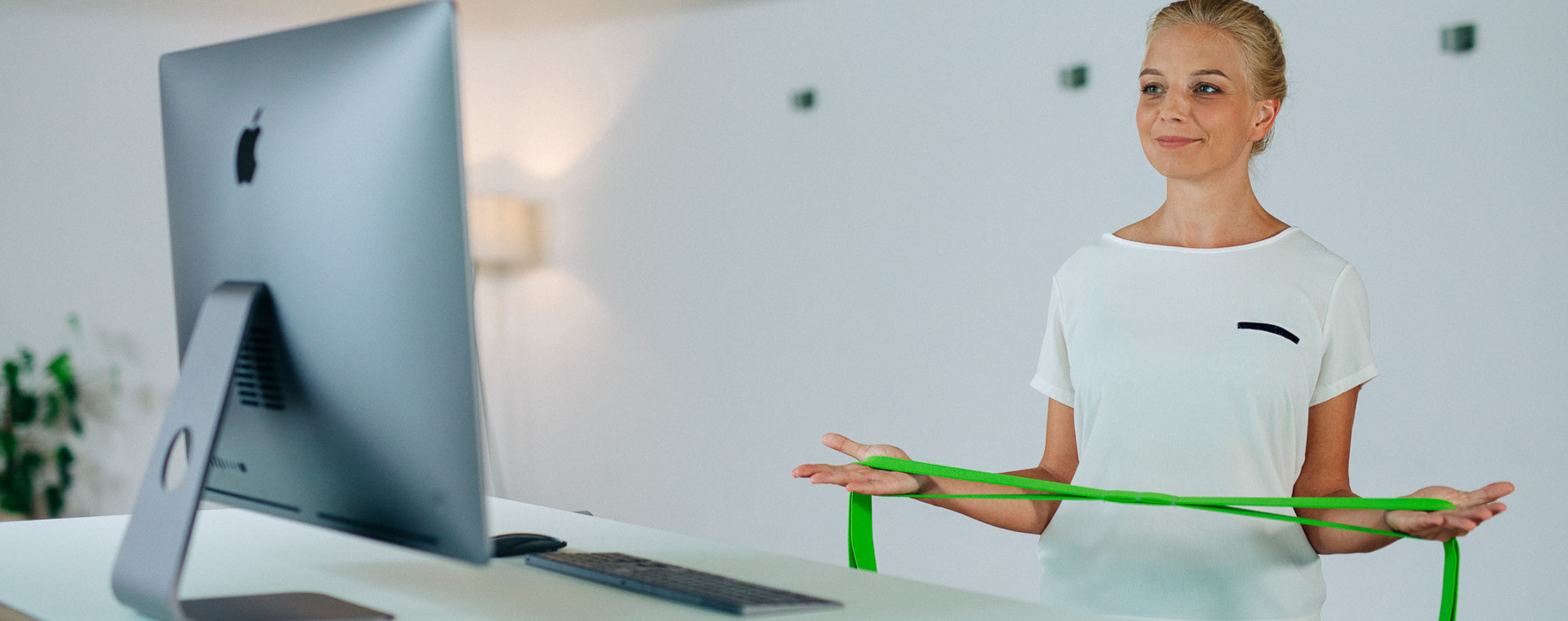 More movement in the workplace with a height-adjustable desk