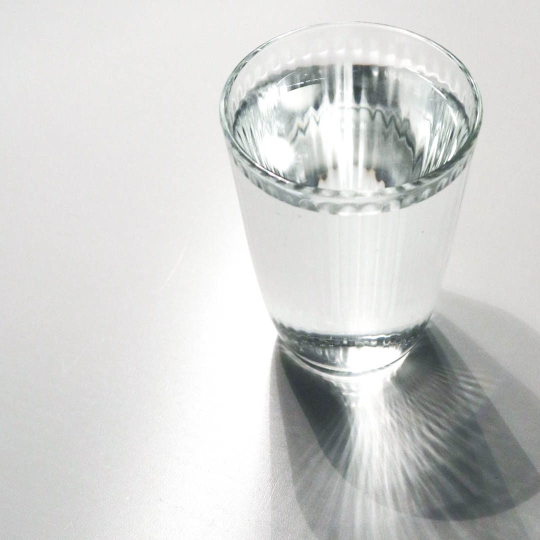 Warmes Wasser vor dem Schlafen trinken