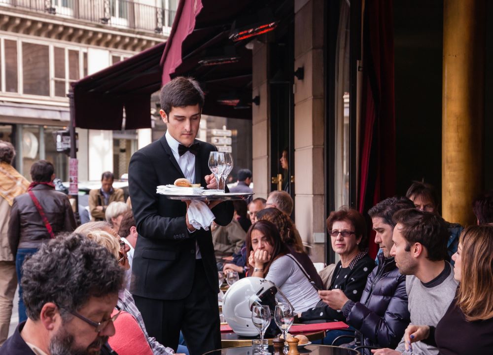 我去巴黎端盤子：當個服務生，潛入法國餐廳的世界 ｜ 艾德華．奇索姆（Edward Chisholm） ／ 獨評讀好書 ｜ 獨立評論