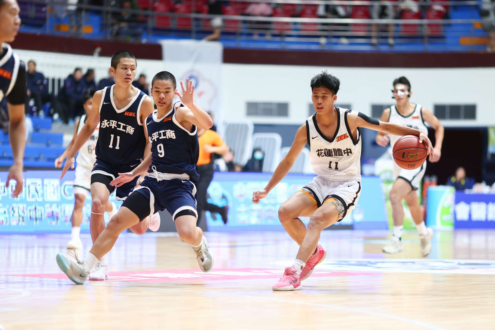 上半場花體44比21，其中花體林允翔上半場就取得15分，而永平全隊31投8中，命中率不佳。