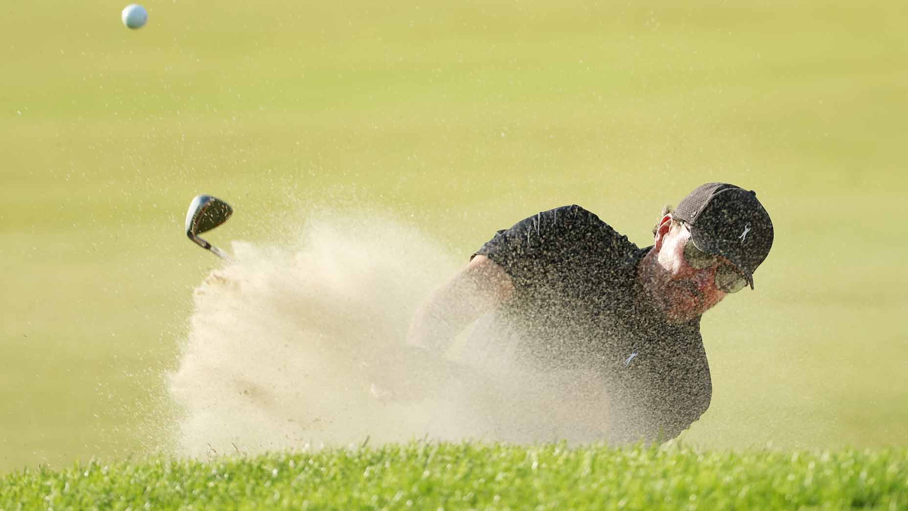 Here's how to tackle a short bunker shot in 4 steps