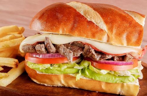 Submarino o burrito: Carne a elección, tocino, aguacate y quesos fundidos
