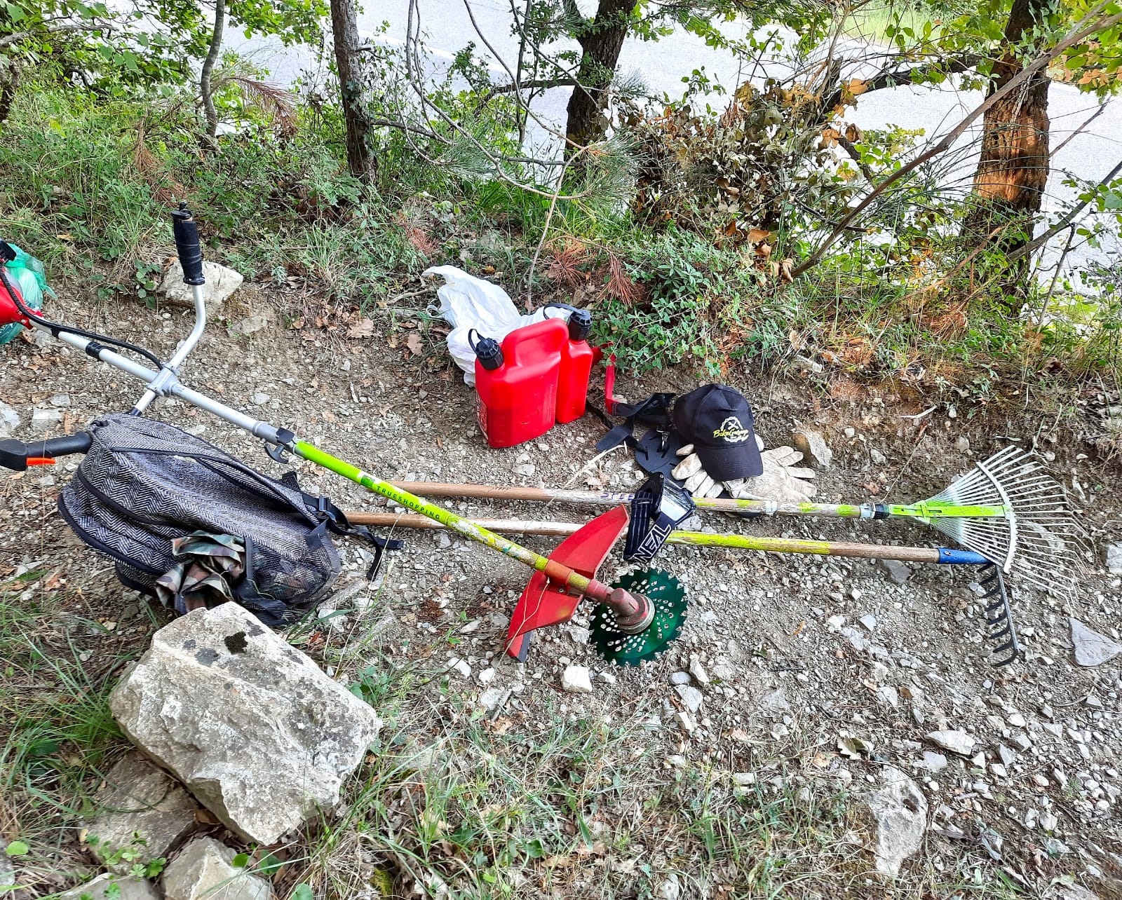 Bikers e camminatori del CAI puliscono i sentieri di Monte Morello ...