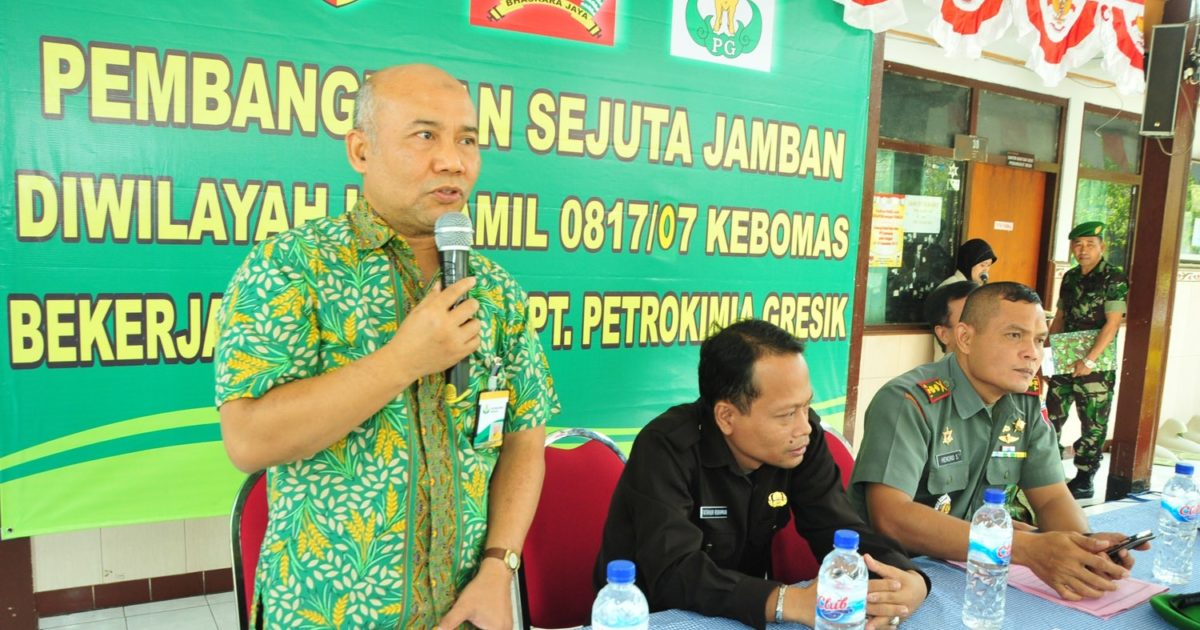 PG Bantu TNI AD Buat 200 Jamban | PT. Petrokimia Gresik PG Bantu TNI AD Buat 200 Jamban | PT. Petrokimia Gresik
