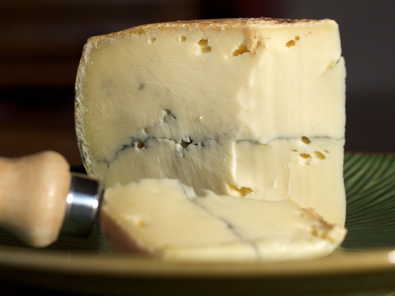 Morbier Cru de Montagne cheese | Plugon