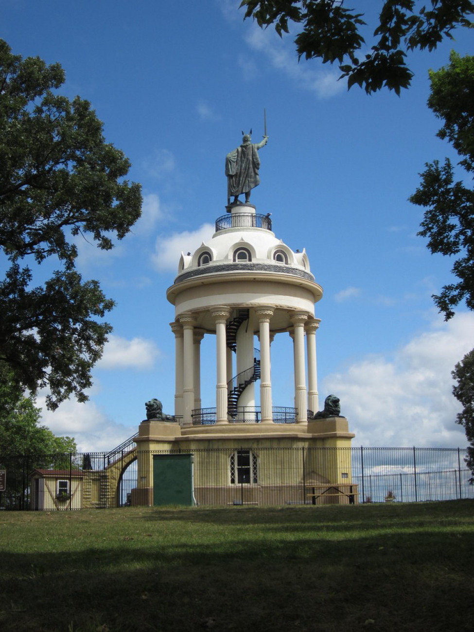 Hermann Heights Monument | Plugon