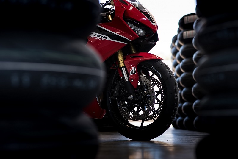 Bridgestone presenta il nuovo Battlax Racing R11 - Pneusnews.it