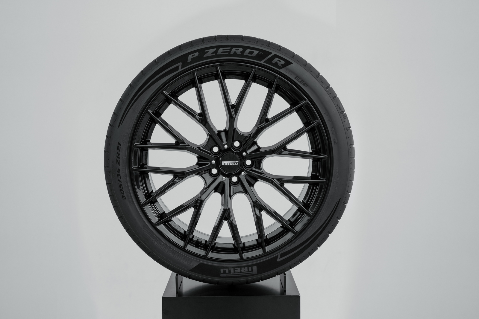 Pirelli P Zero R, il nuovo pneumatico per le supercar - Pneusnews.it