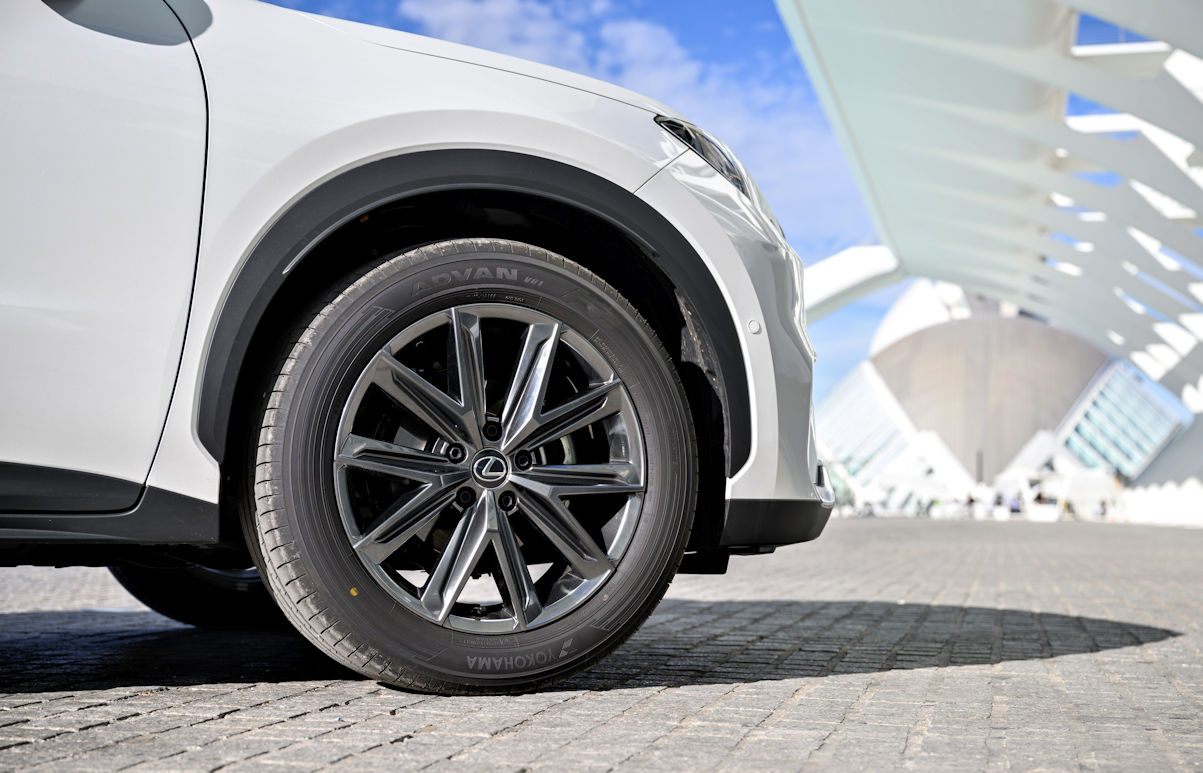 I pneumatici Yokohama Rubber Advan V61 vengono forniti di serie sulla ...