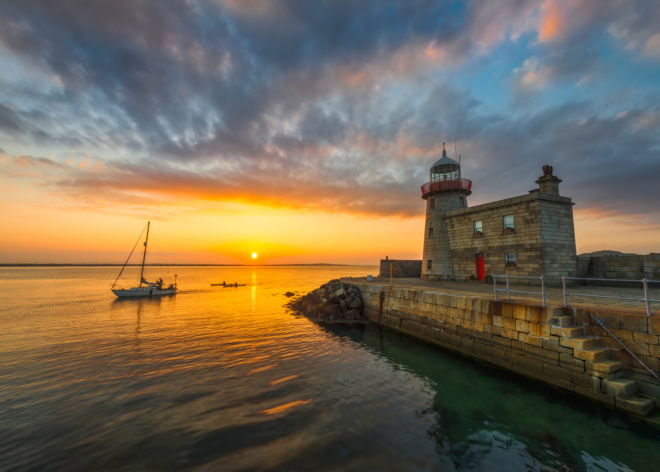 Howth Harbour Lighthouse | Posters, Impressions artistiques, Décoration ...