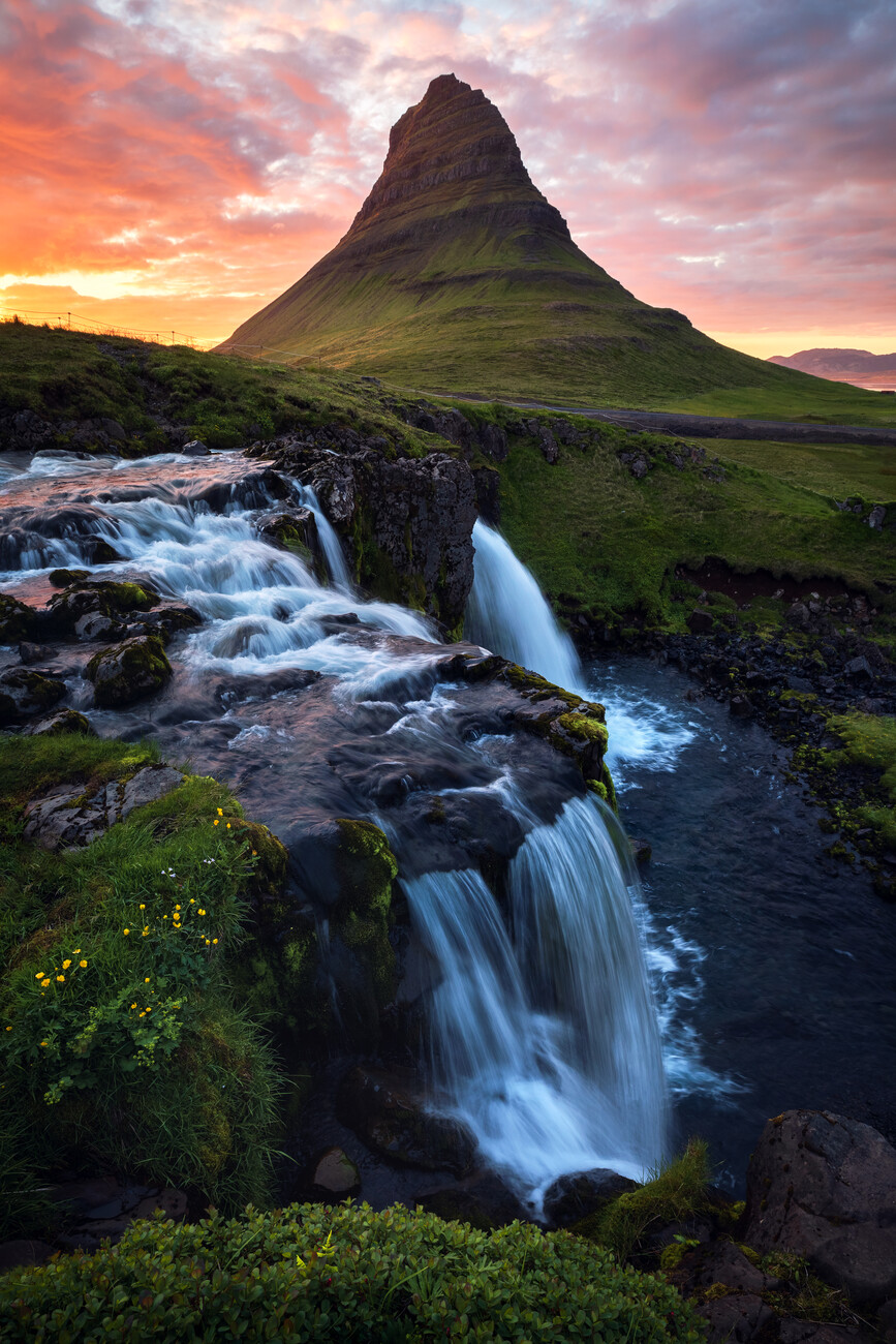 A Beautiful Summer Night in Iceland | Posters, Impressions artistiques ...
