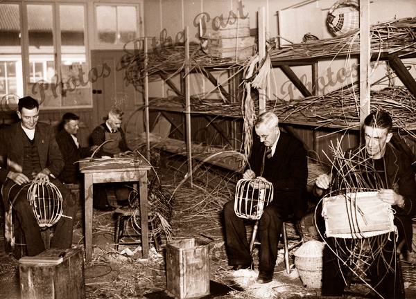 Making baskets – Photos of the Past